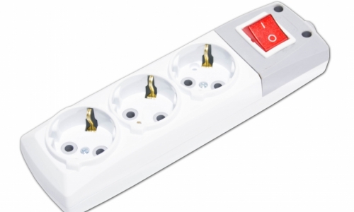 Razdelilec šuko brez kabla 3VT s stikalom